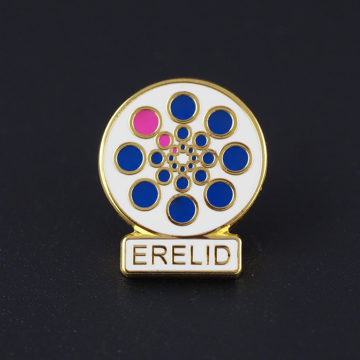 Voor elk soort speldje of pin - Pin's Passion in Nederland